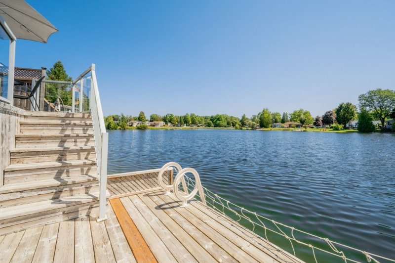 6 Hemlock Crescent • Mini Lakes